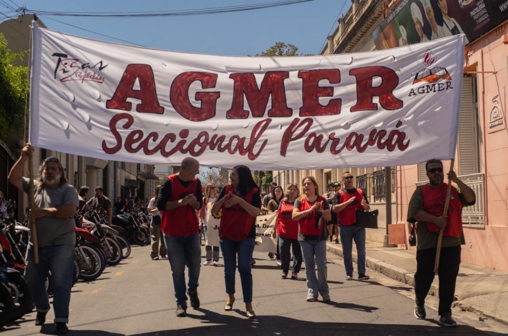 AGMER se manifestó frente a la Casa de Gobierno – El Diario Paraná